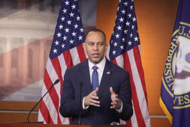 Democratic Leader Hakeem Jeffries Mourns The Passing Of His Father ...